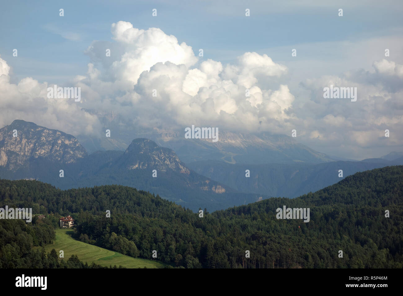 Dolomiten seilbahn hi-res stock photography and images - Alamy
