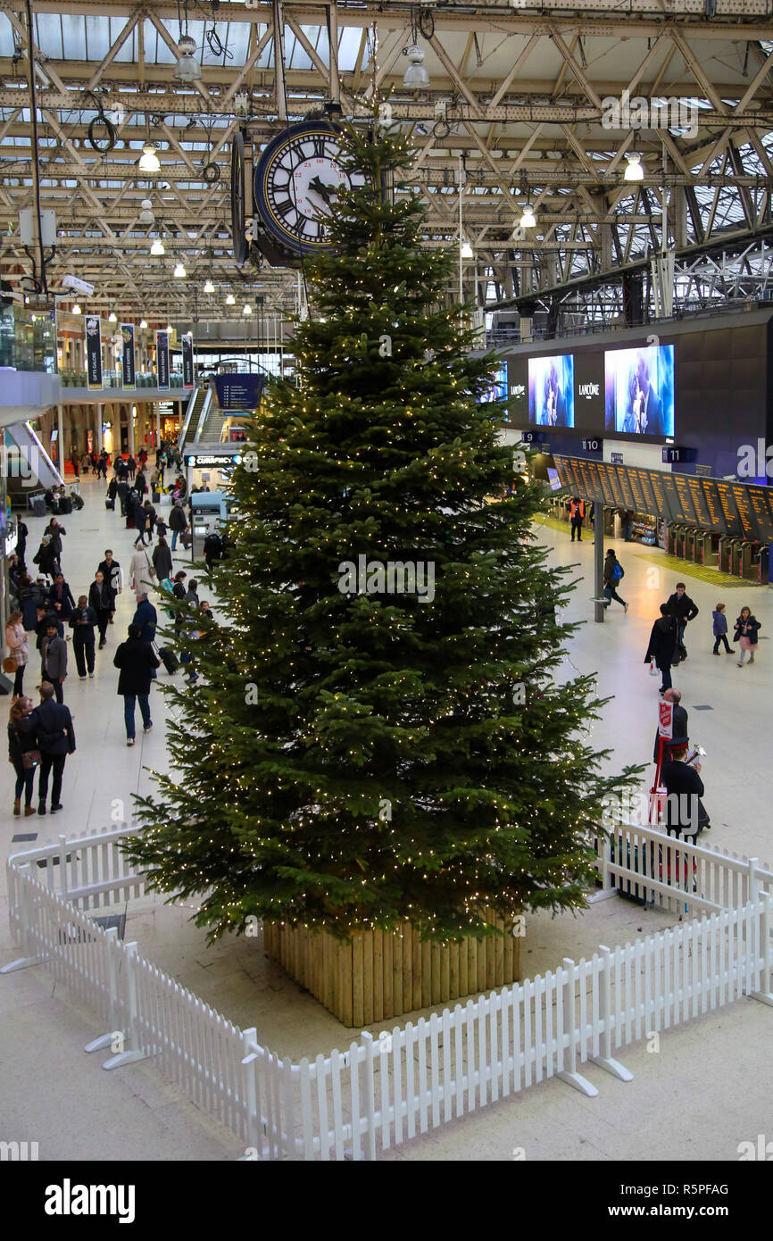 Waterloo station christmas tree hi-res stock photography and images - Alamy