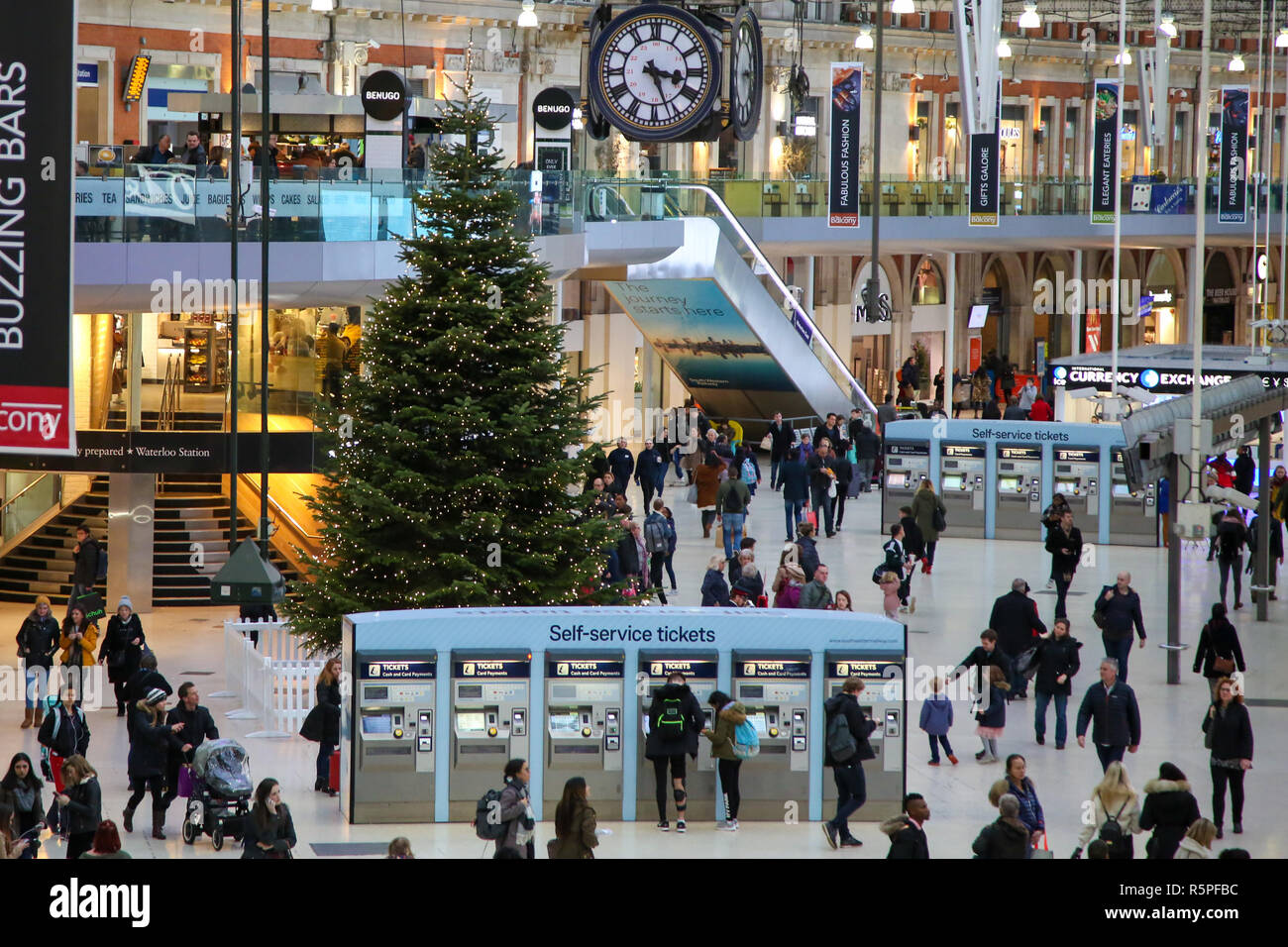 Waterloo station christmas tree hi-res stock photography and images - Alamy