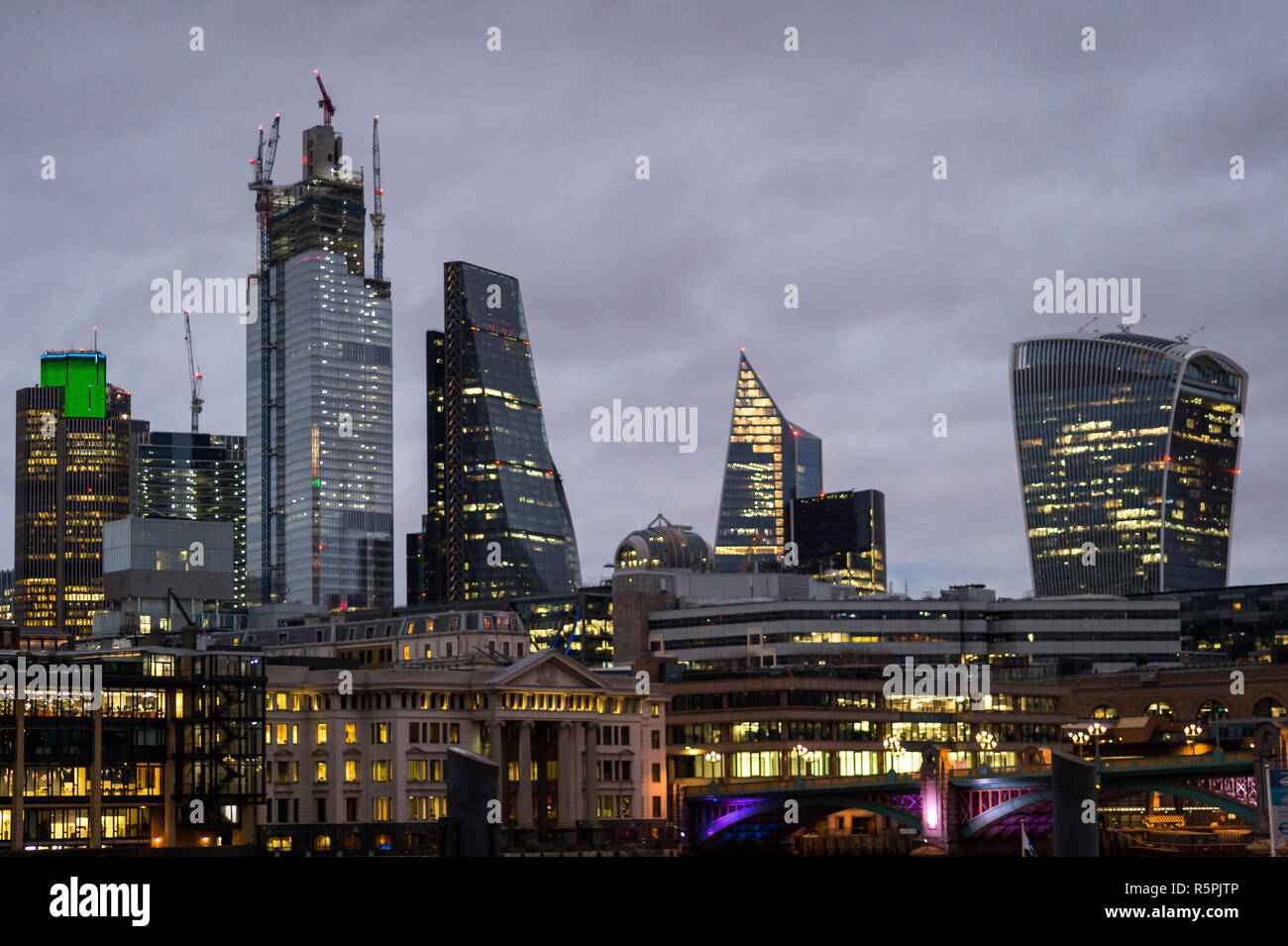 Office night city of london bishopsgate hi-res stock photography and ...