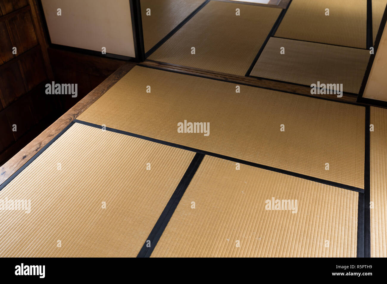 Japanese tatami mat floor covering hi-res stock photography and images ...