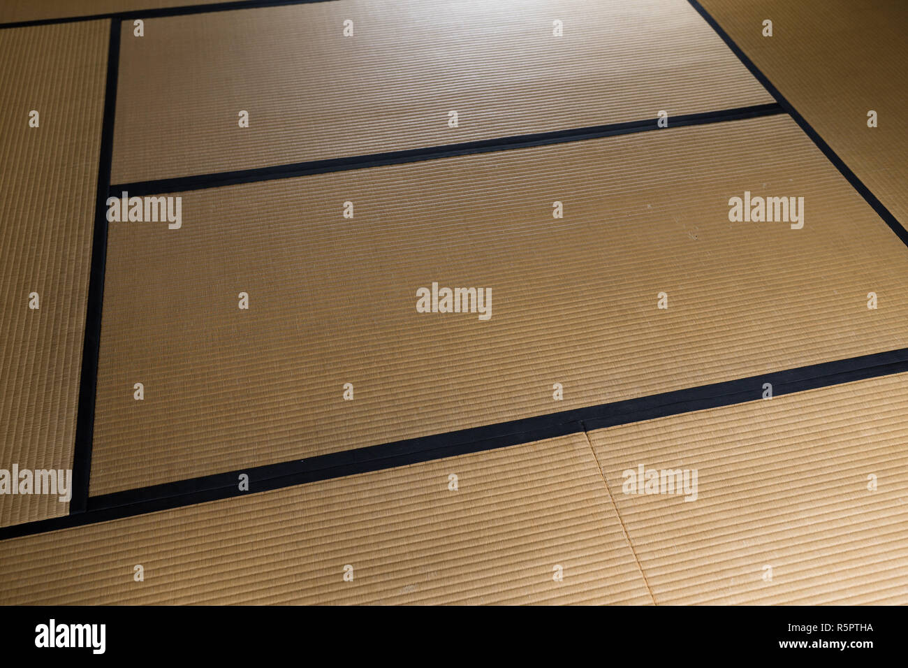 Japanese tatami mat floor covering hi-res stock photography and images ...