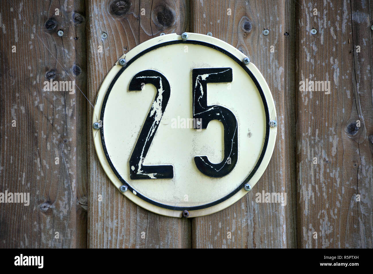 old road sign 25 kmh on old wooden wall Stock Photo - Alamy