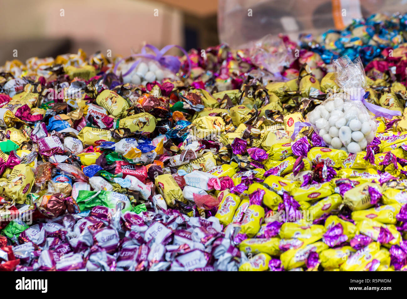 Pile of multi-colored packaged candy Stock Photo - Alamy