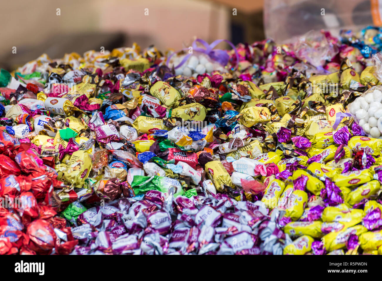 Pile of multi-colored packaged candy Stock Photo - Alamy