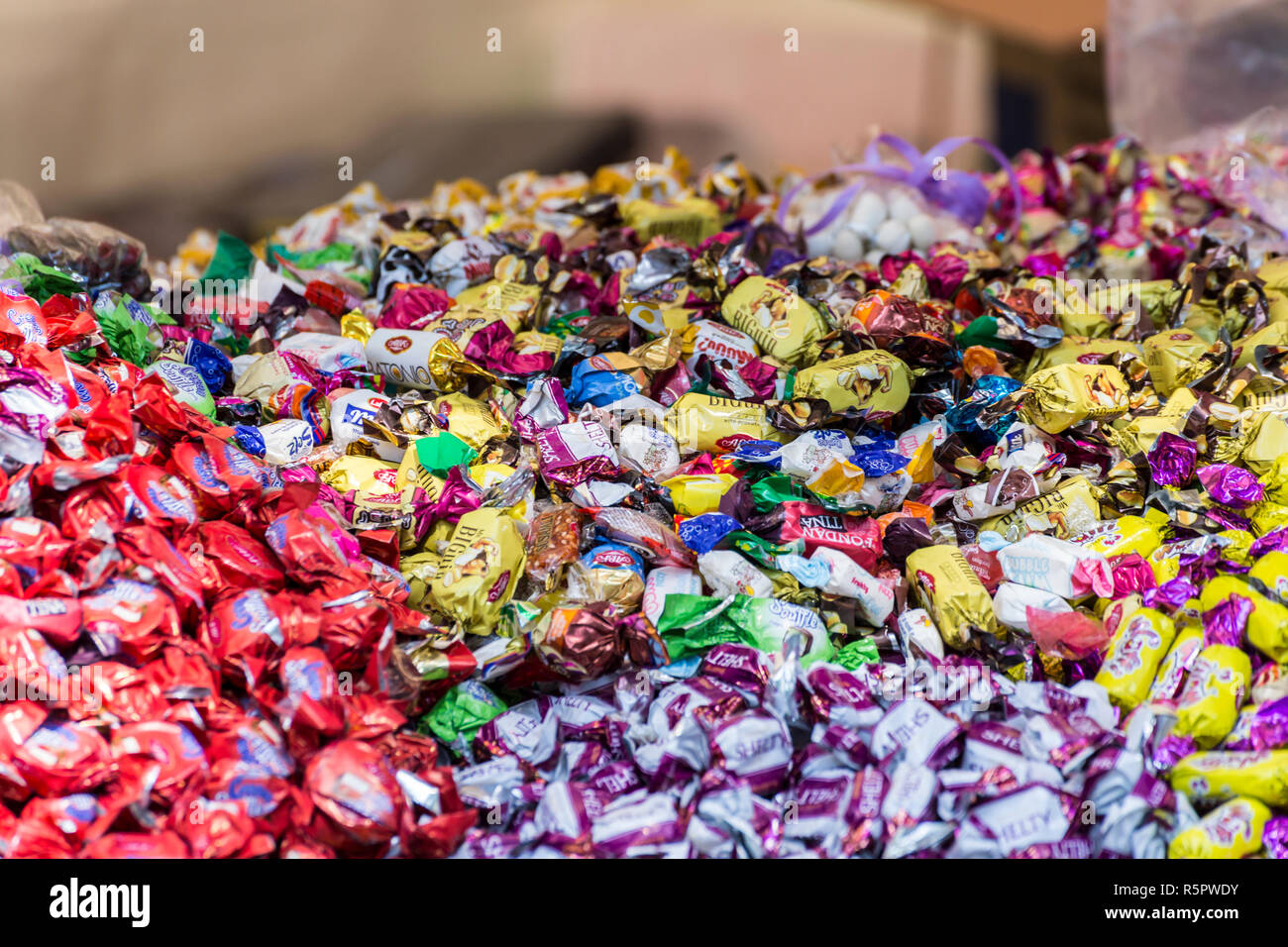 Pile of multi-colored packaged candy Stock Photo - Alamy