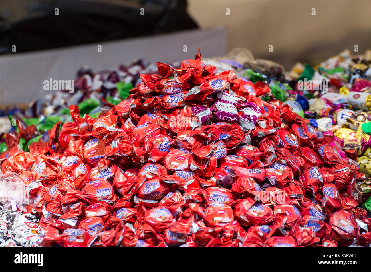 Pile of multi-colored packaged candy Stock Photo - Alamy