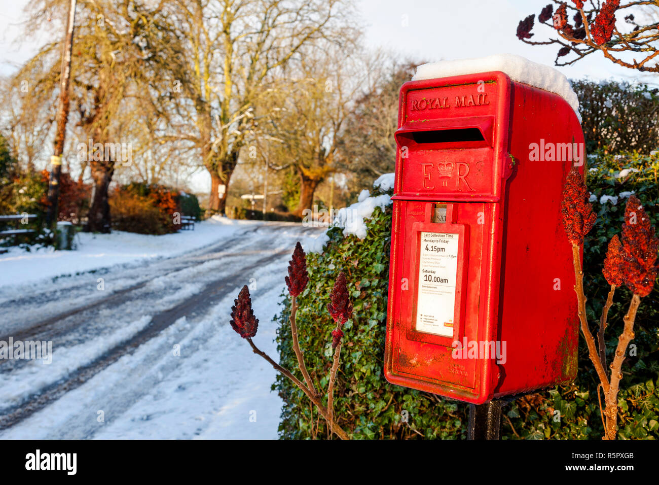 Postbox christmas hi-res stock photography and images - Alamy