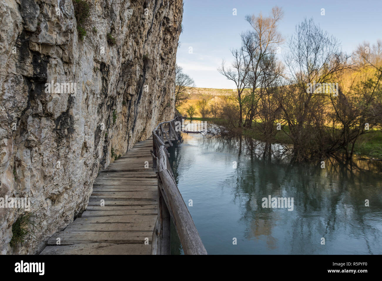 Cliff hanging walkway hi-res stock photography and images - Alamy