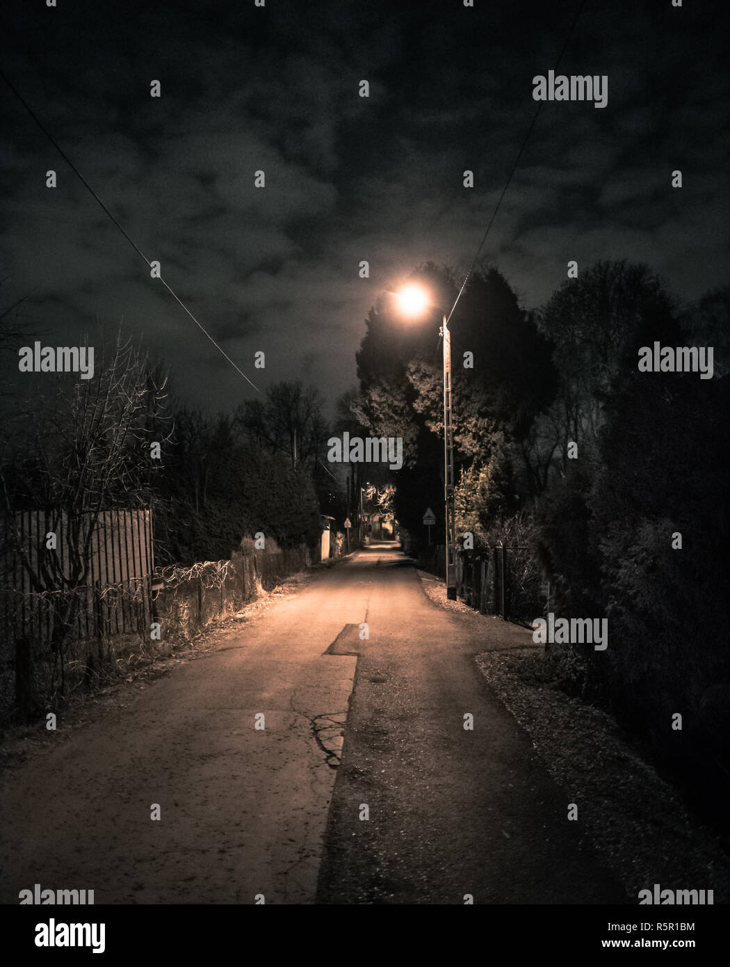 Night empty scary street hi-res stock photography and images - Alamy
