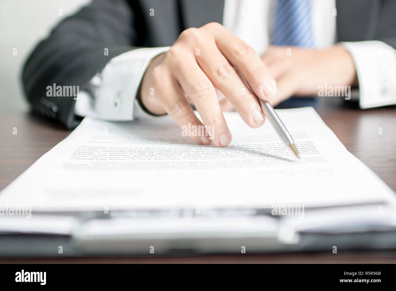 Reading contract hi-res stock photography and images - Alamy