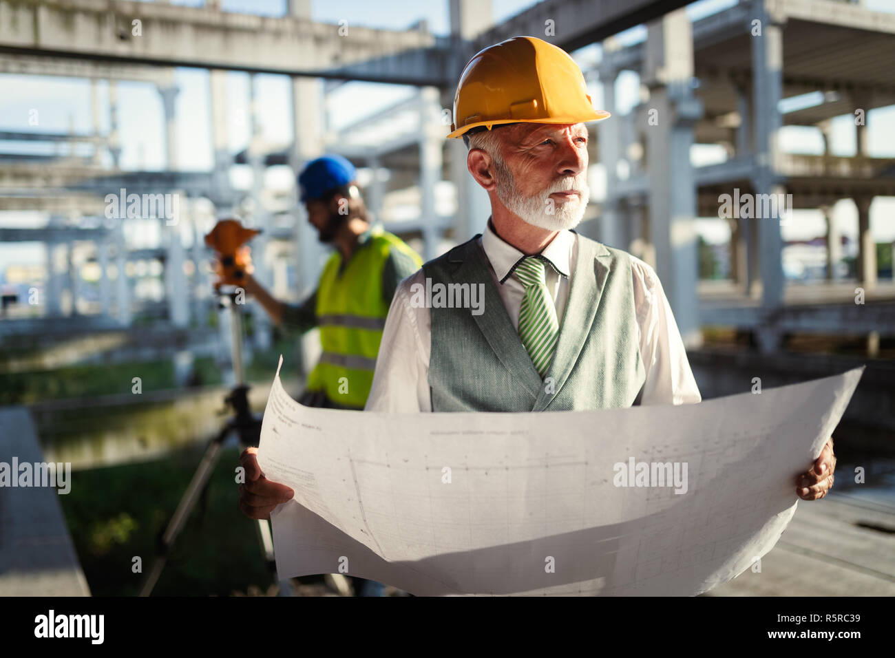 Elderly male construction worker hi-res stock photography and images ...