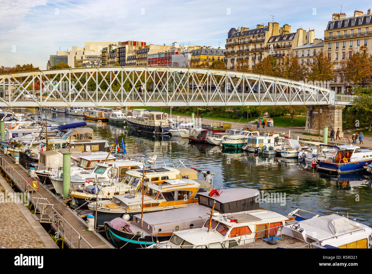 Port de l'Arsenal with boats, garden and buildings, Paris, France Stock ...