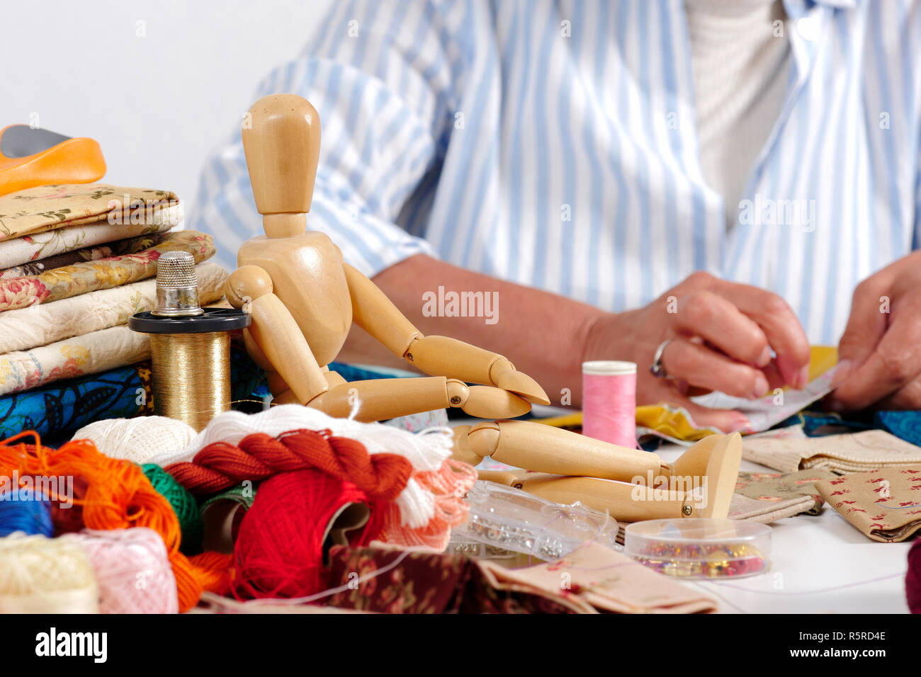 Patchwork quilt woman hand hi-res stock photography and images - Alamy
