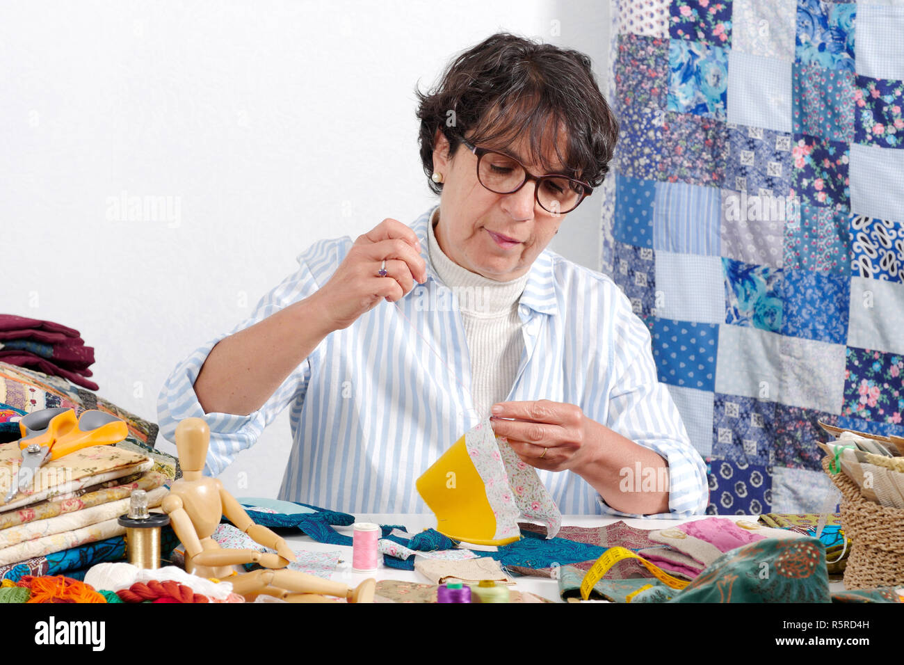 Patchwork quilt woman hand hi-res stock photography and images - Alamy