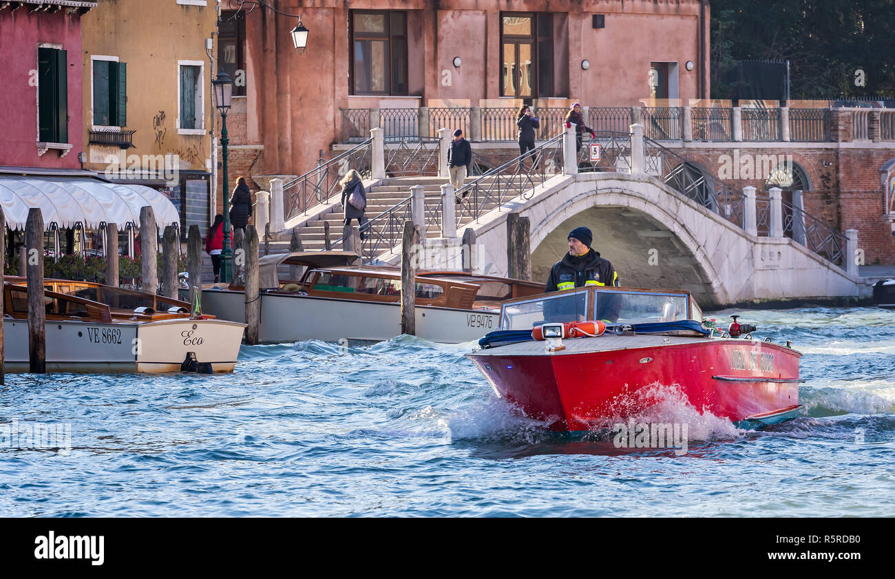 Fire fighting boat hi-res stock photography and images - Alamy
