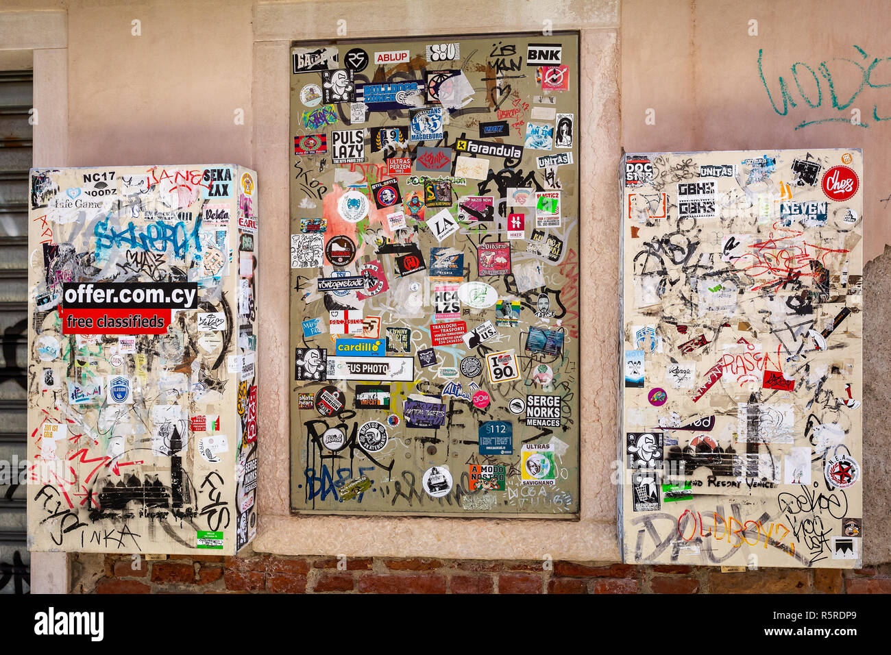 Signs and graffiti on the wall in Venice, Italy Stock Photo - Alamy