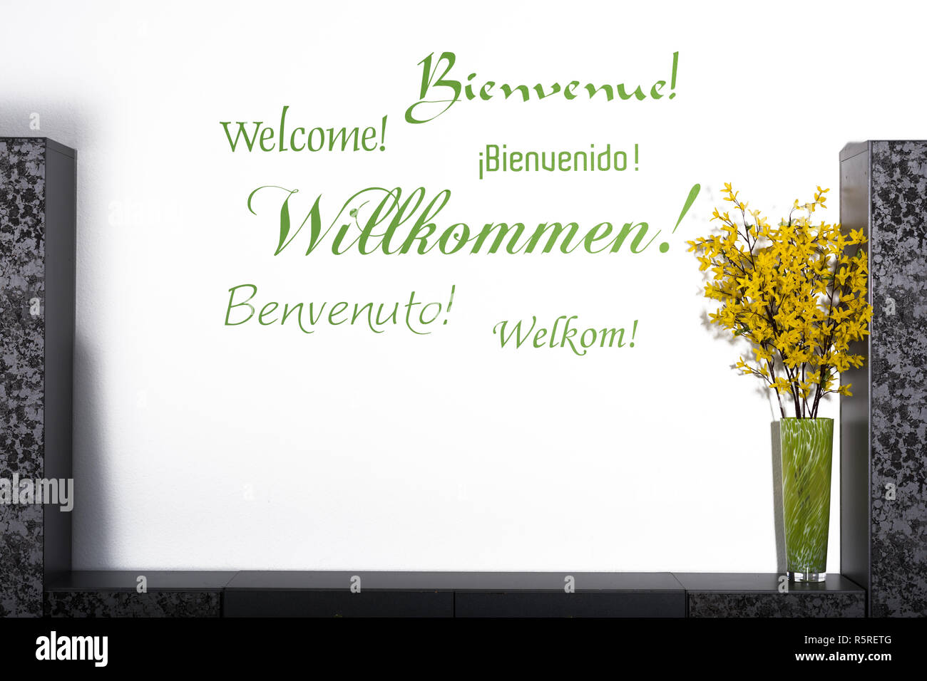 Welcome wall languages hi-res stock photography and images - Alamy