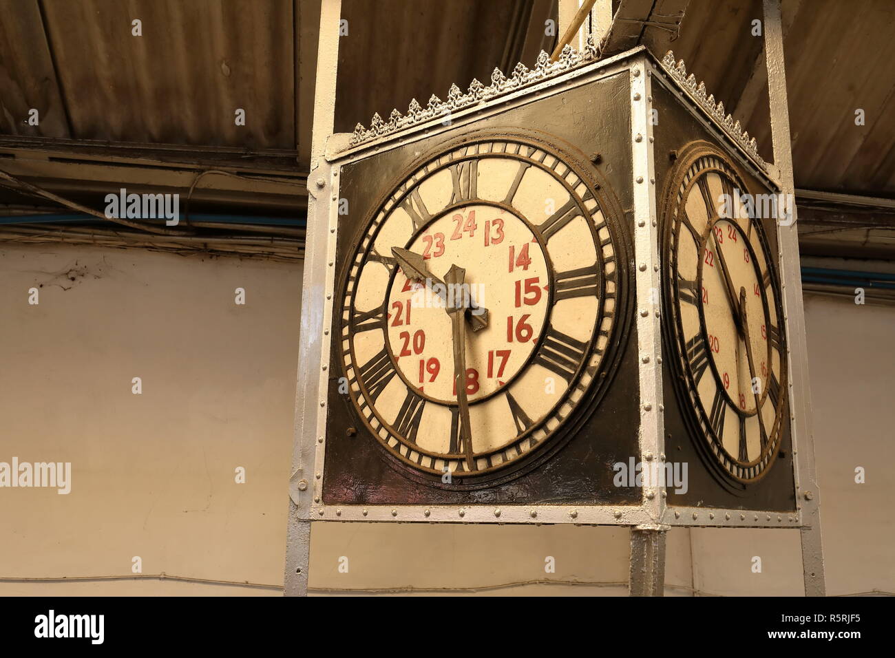 Bahnhofsuhr hi-res stock photography and images - Alamy
