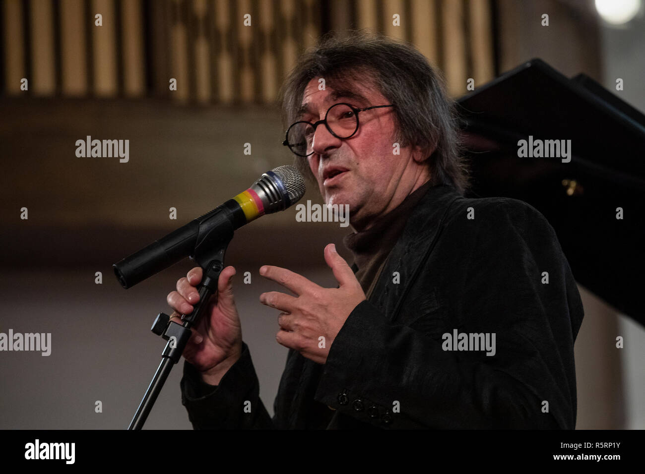 Violist hi-res stock photography and images - Alamy