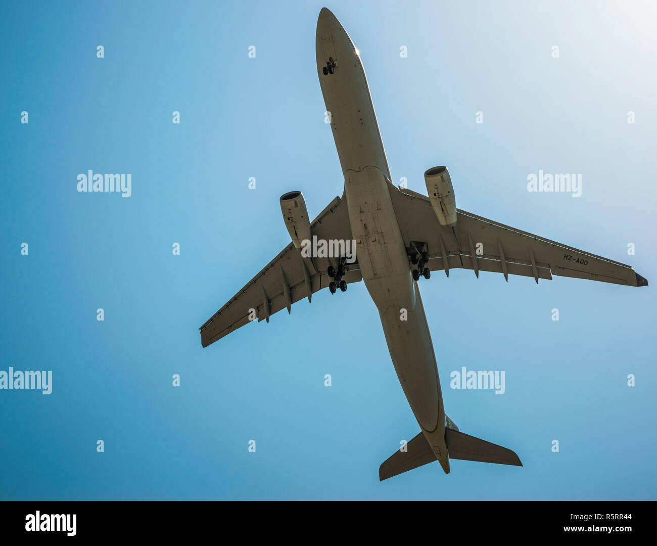 large jet aircraft on landing Stock Photo - Alamy large jet aircraft on landing Stock Photo - Alamy