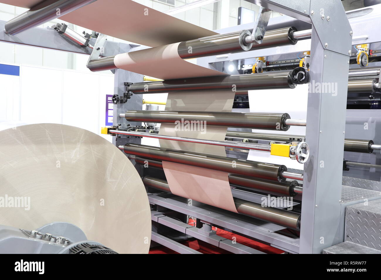 Paper cutting machine hi-res stock photography and images - Alamy