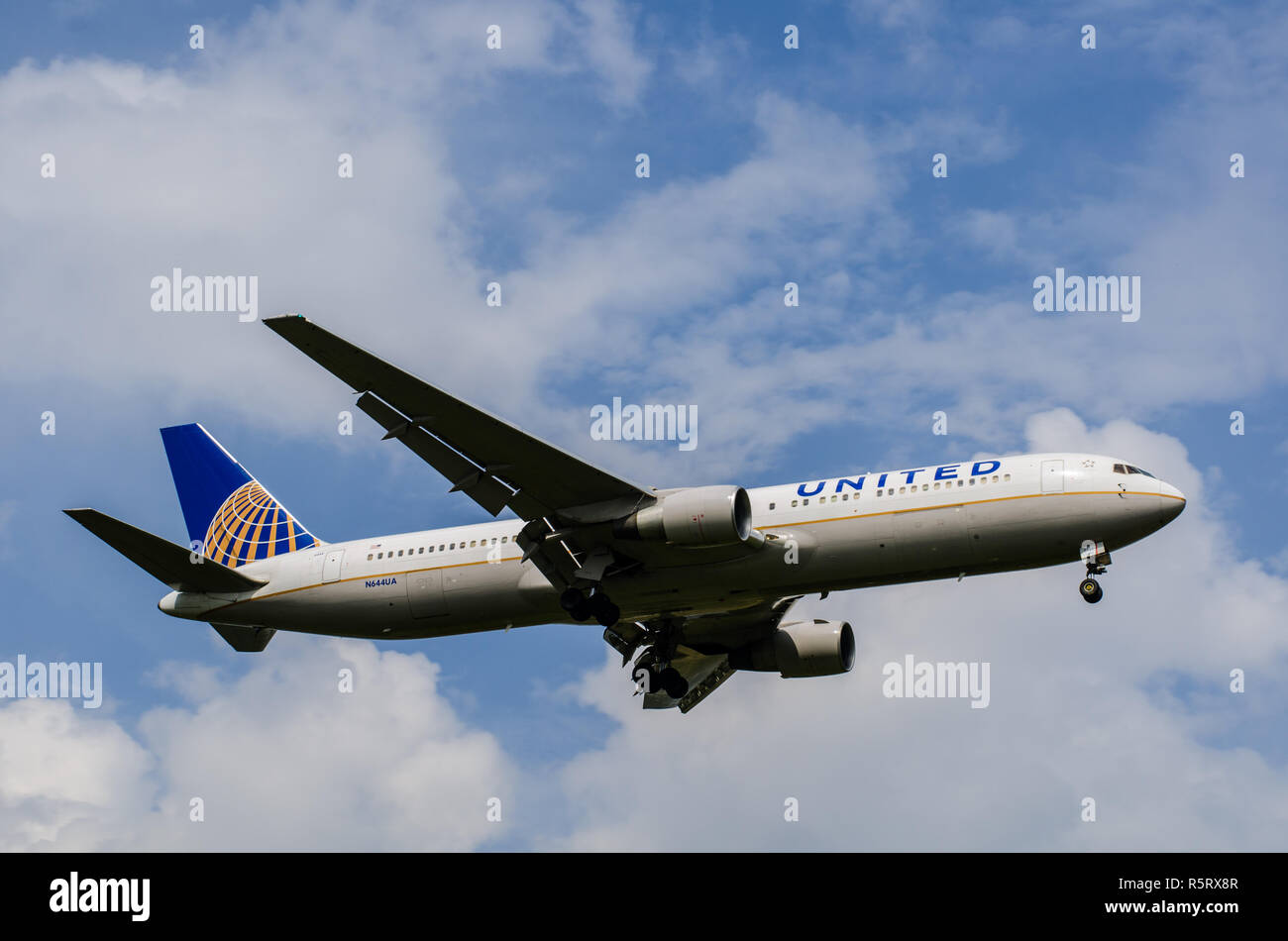 United Airlines 777 Business Class 5884