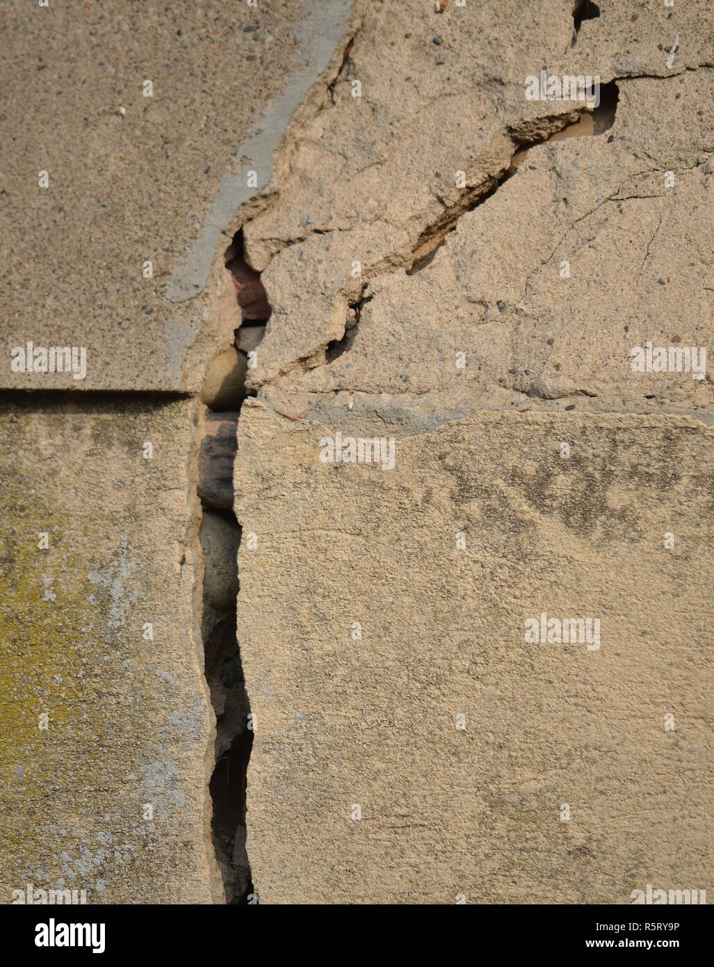 Mauerriss hi-res stock photography and images - Alamy