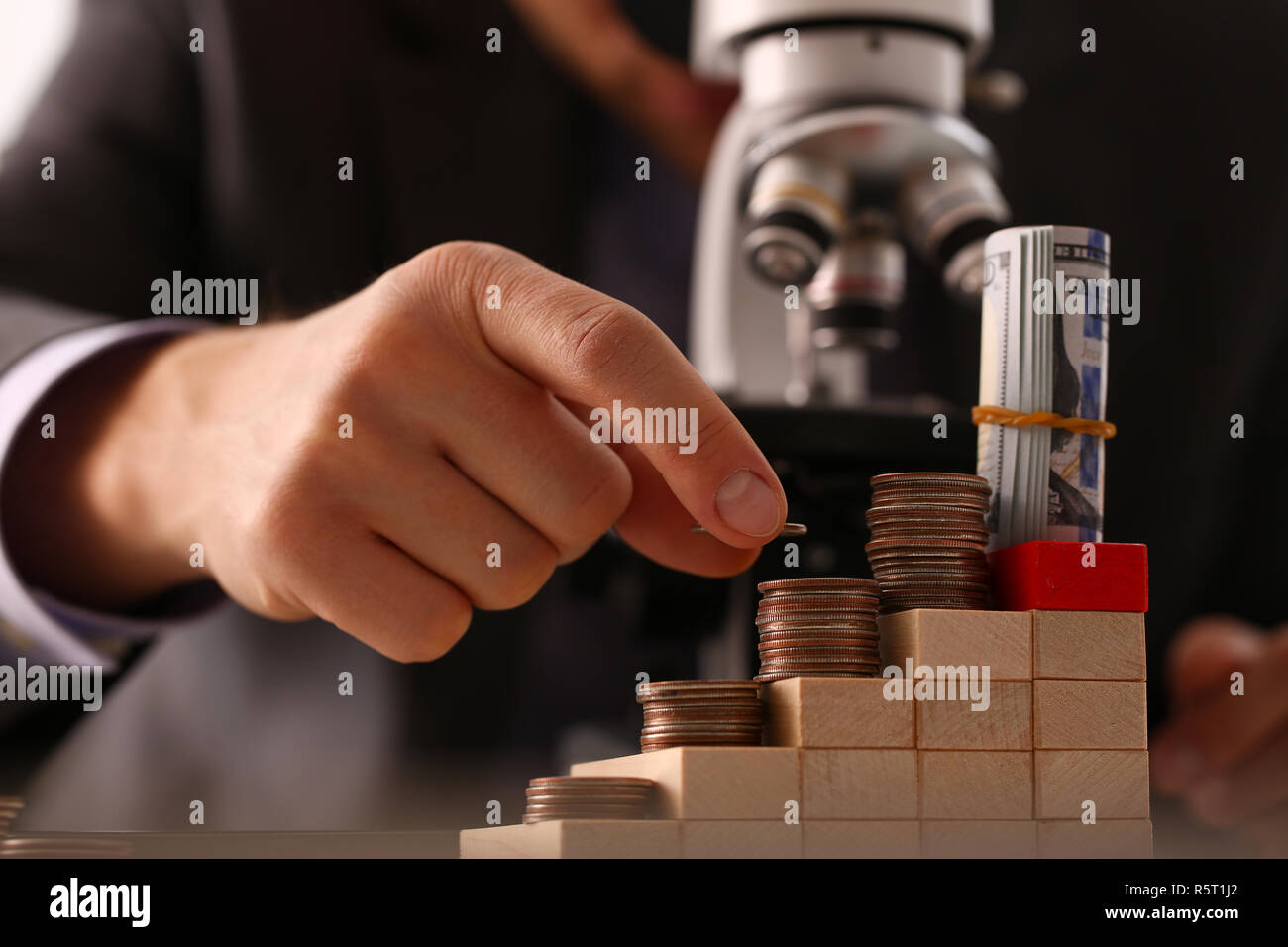 Hand businessman in suit hold quarter Stock Photo - Alamy