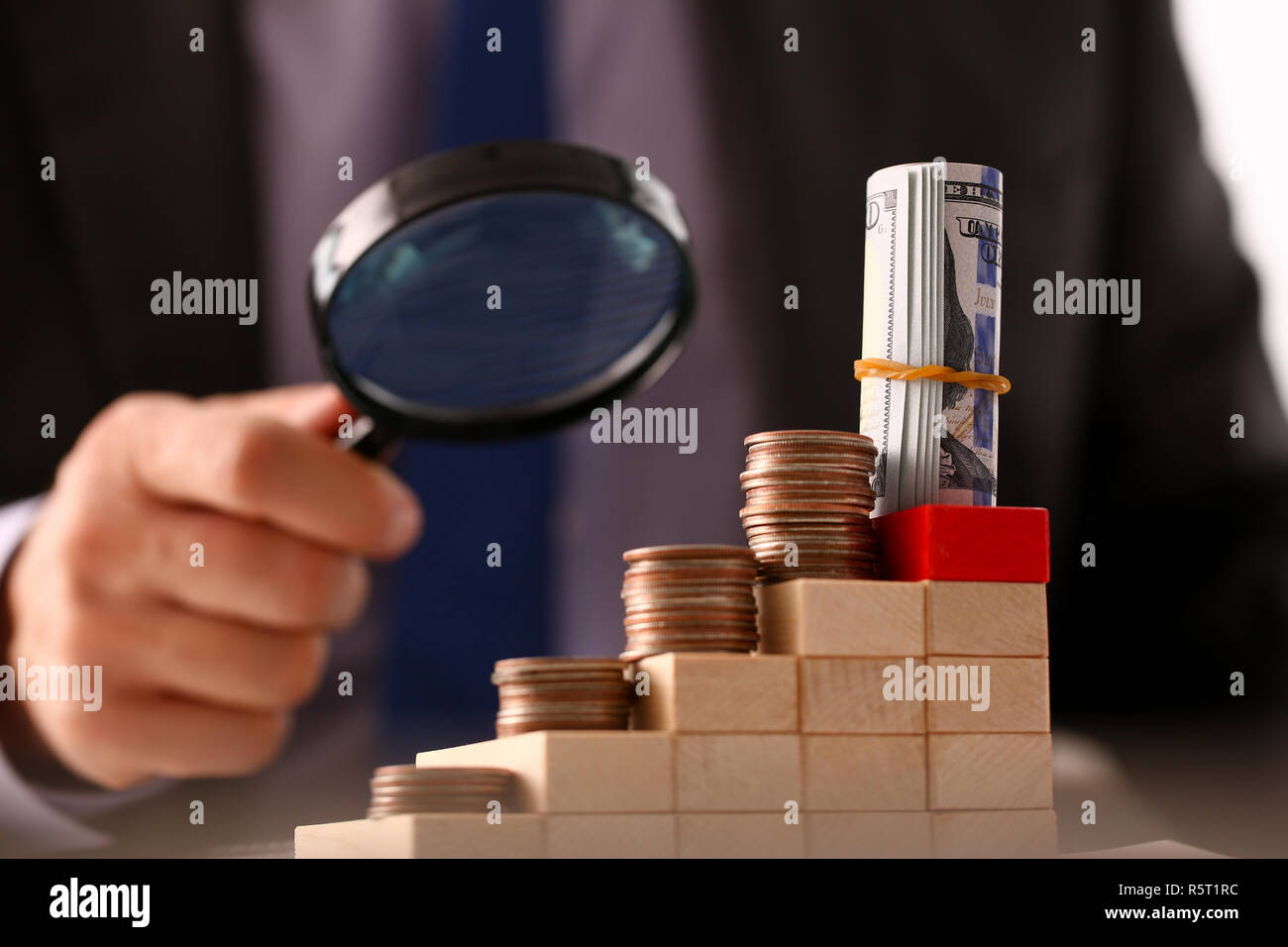Hand businessman in suit hold quarter Stock Photo - Alamy