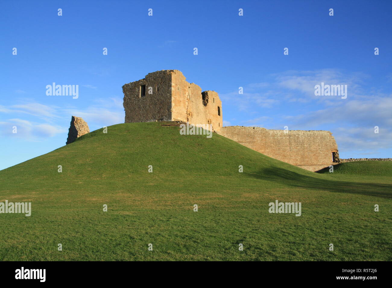 old duffus castle Stock Photo - Alamy