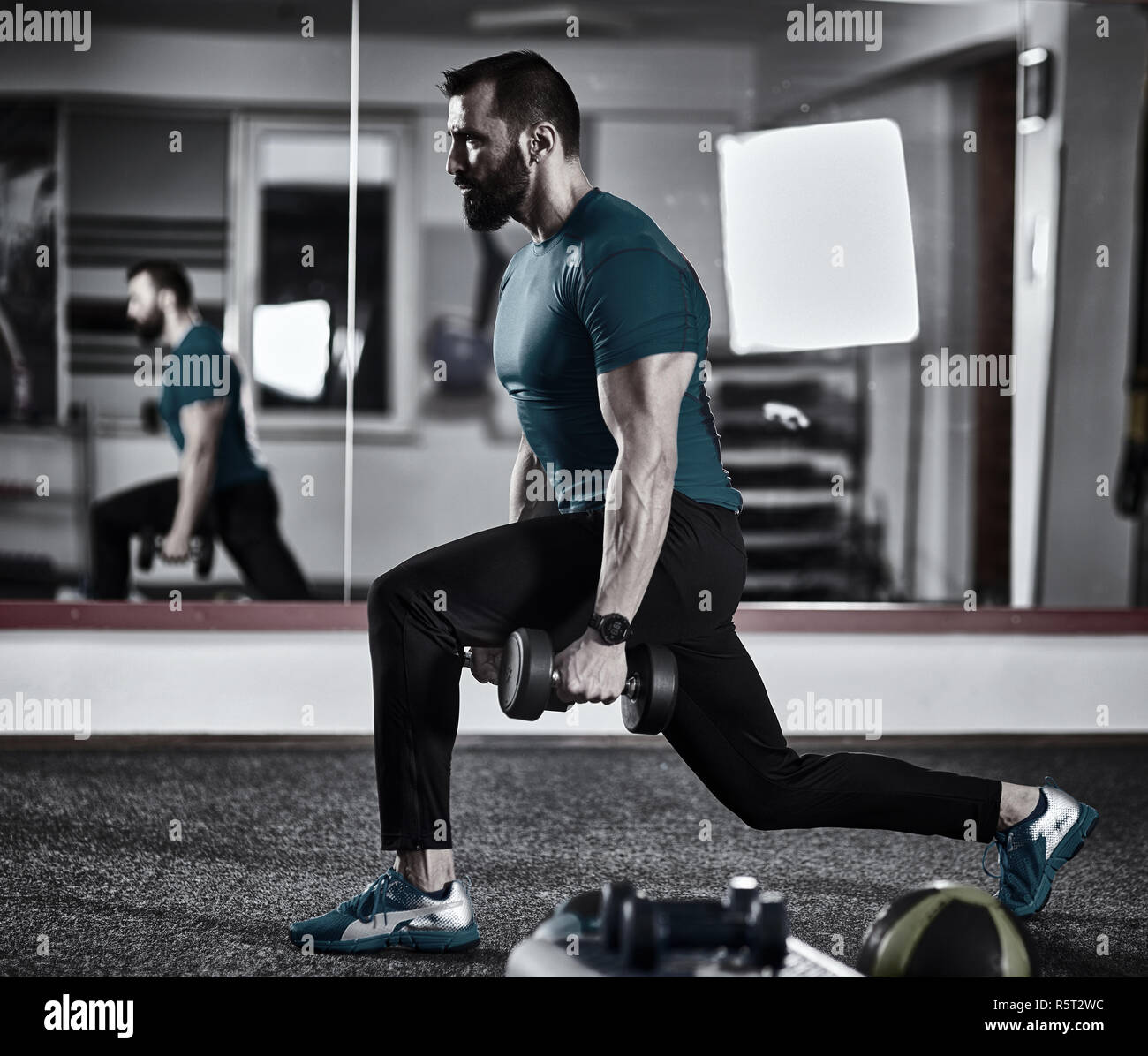 Man lunge leg gym hi-res stock photography and images - Alamy