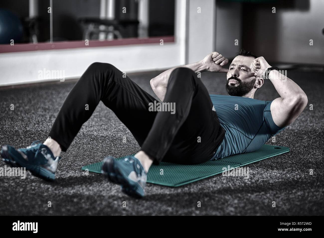 Fitness trainer doing abs crunches in the gym Stock Photo - Alamy