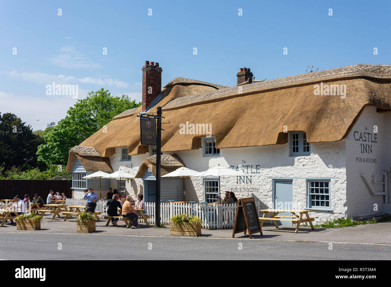 Garden outdoor terrace thatched pub pubs 16th century the castle hi-res ...