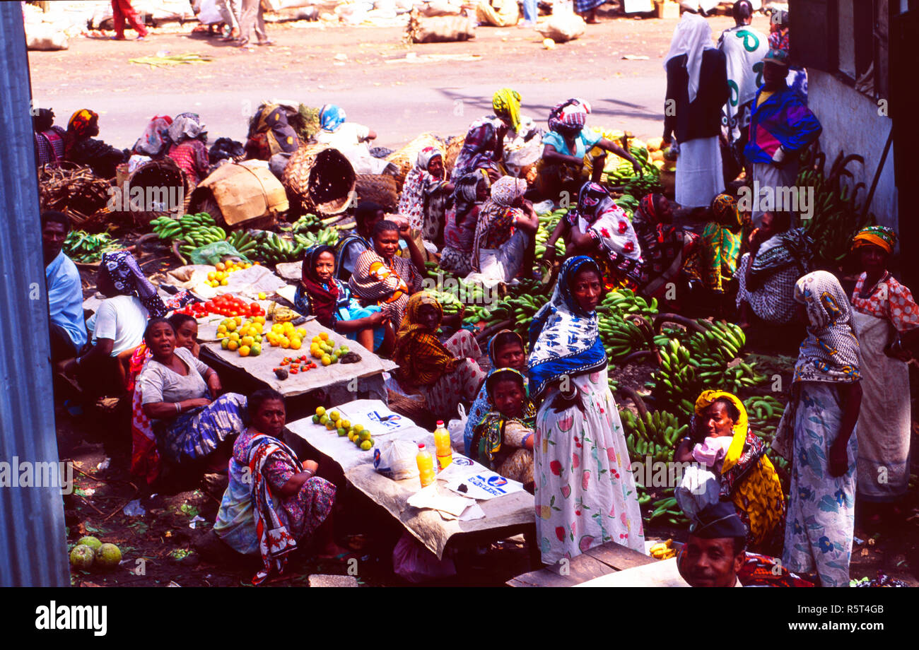 Grandes Comores: The Market of Moroni in the islamic republic island in ...