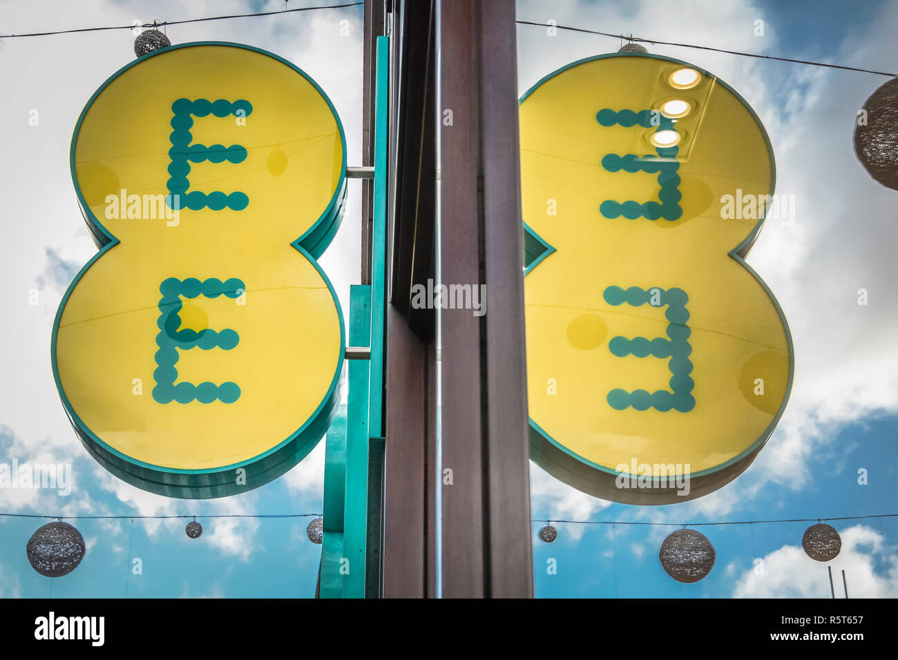 Ee store front hi-res stock photography and images - Alamy