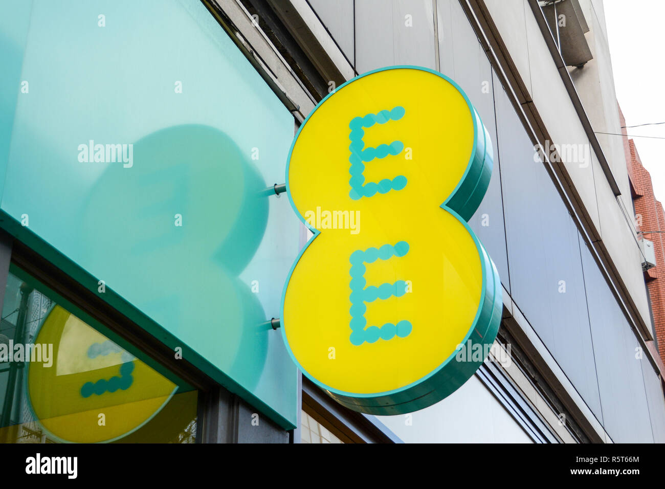 Ee store front hi-res stock photography and images - Alamy