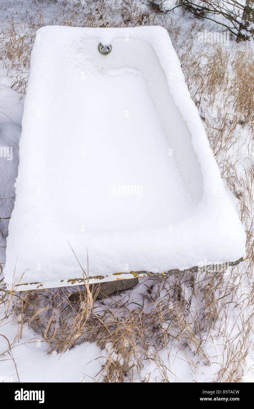 Ice tub bath hi-res stock photography and images - Alamy
