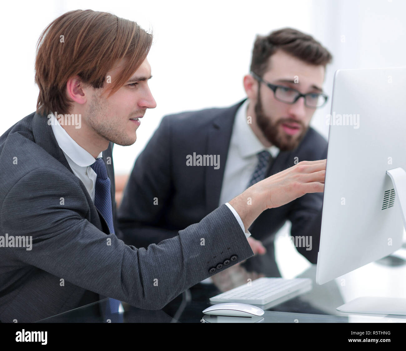 two colleagues are talking at the workplace Stock Photo - Alamy