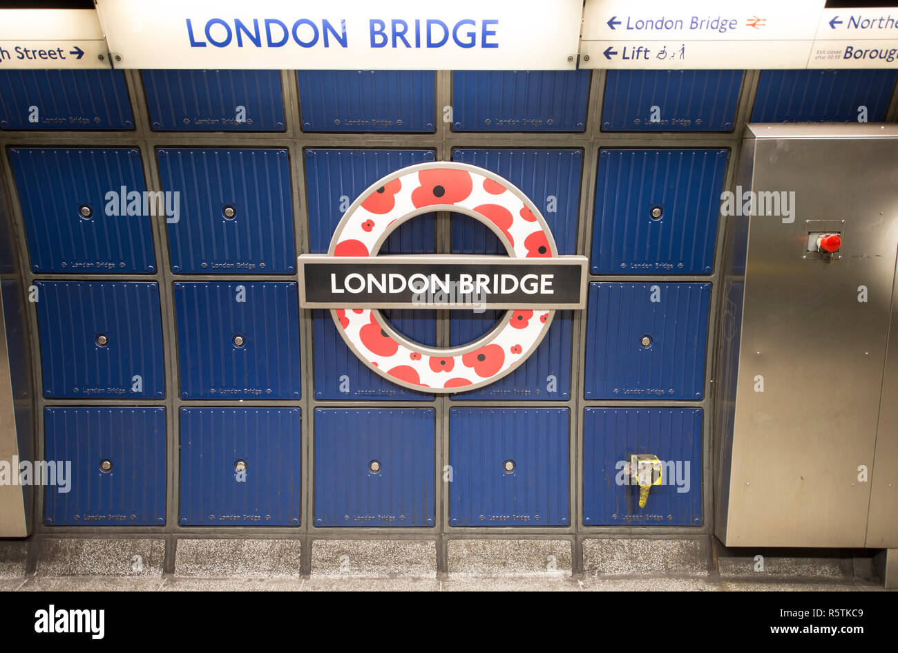 Jubilee line sign london hi-res stock photography and images - Alamy
