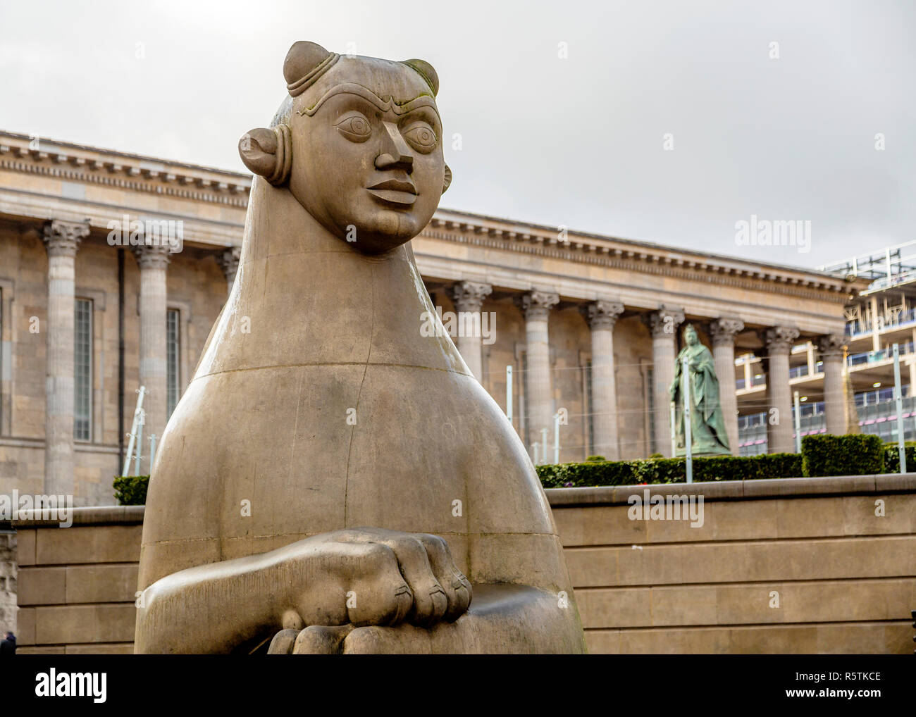Statue of queen victoria birmingham hi-res stock photography and images ...