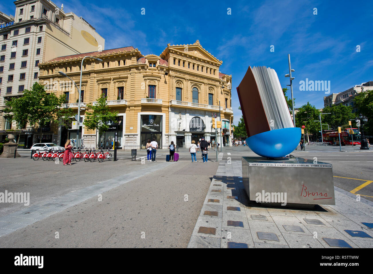 Giant book sculpture hi-res stock photography and images - Alamy