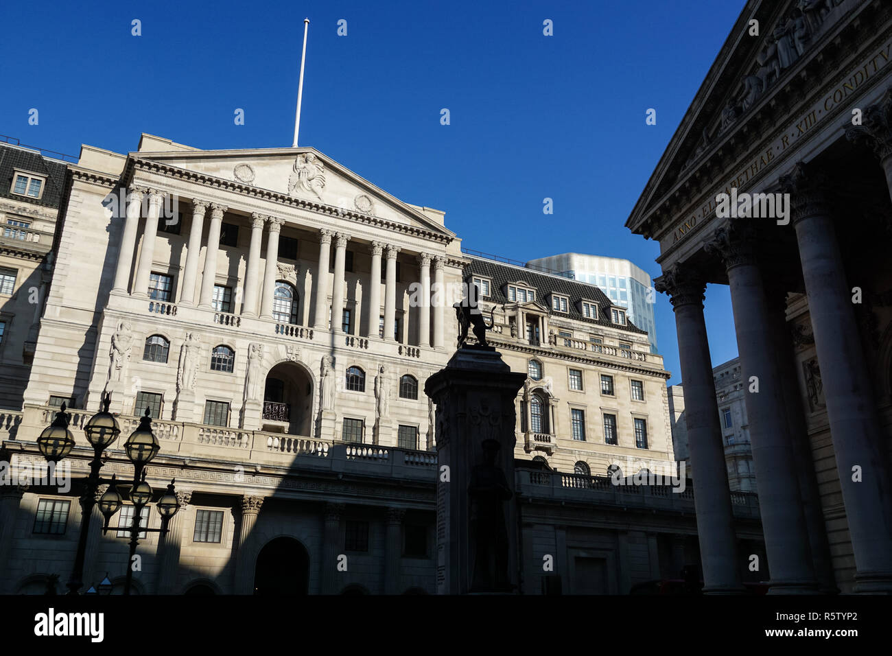 Buildings landmarks bank england london hi-res stock photography and ...