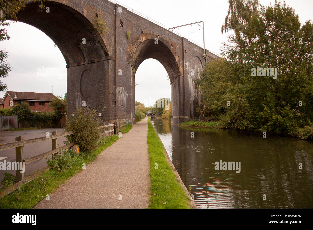 Victorian red brick bridge hi-res stock photography and images - Alamy