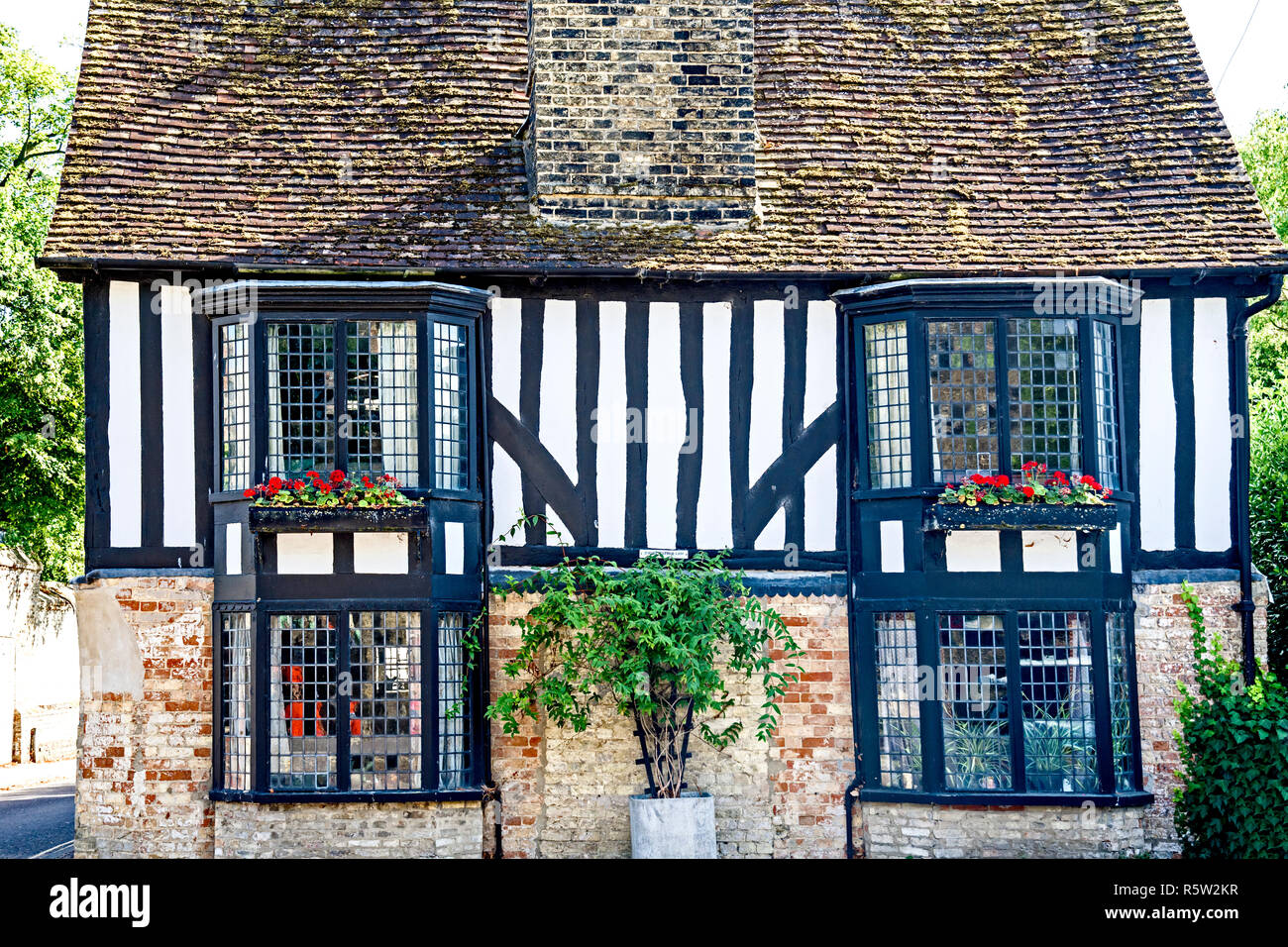Two storey bay window hi-res stock photography and images - Alamy
