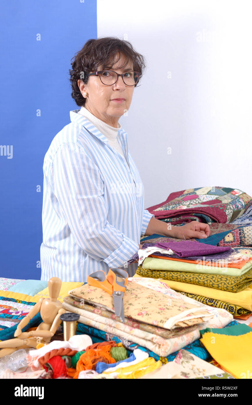 Patchwork quilt woman hand hi-res stock photography and images - Alamy