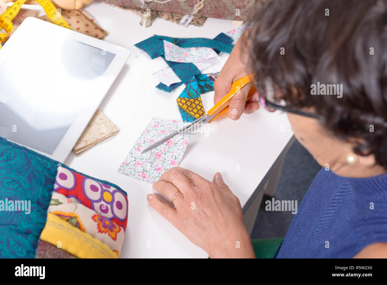 Patchwork quilt woman hand hi-res stock photography and images - Alamy