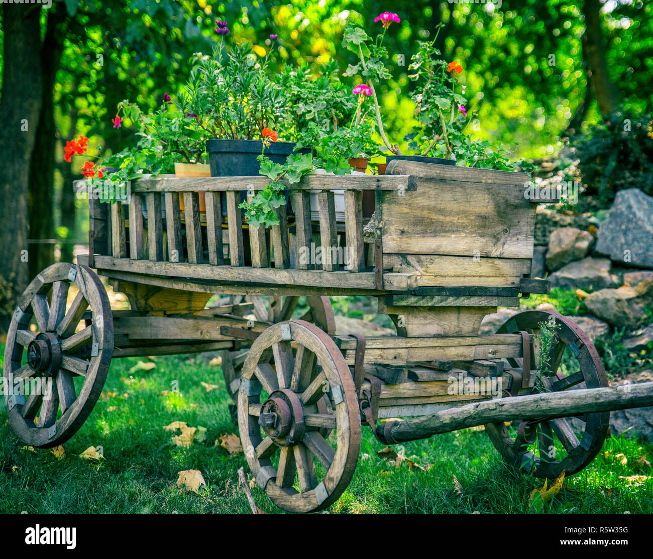 Antique cart wheels hi-res stock photography and images - Alamy