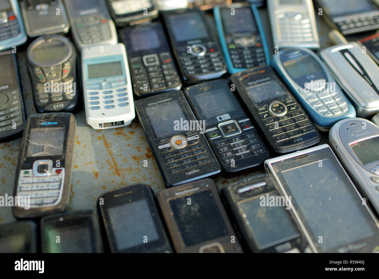 Old mobile phones market hi-res stock photography and images - Alamy