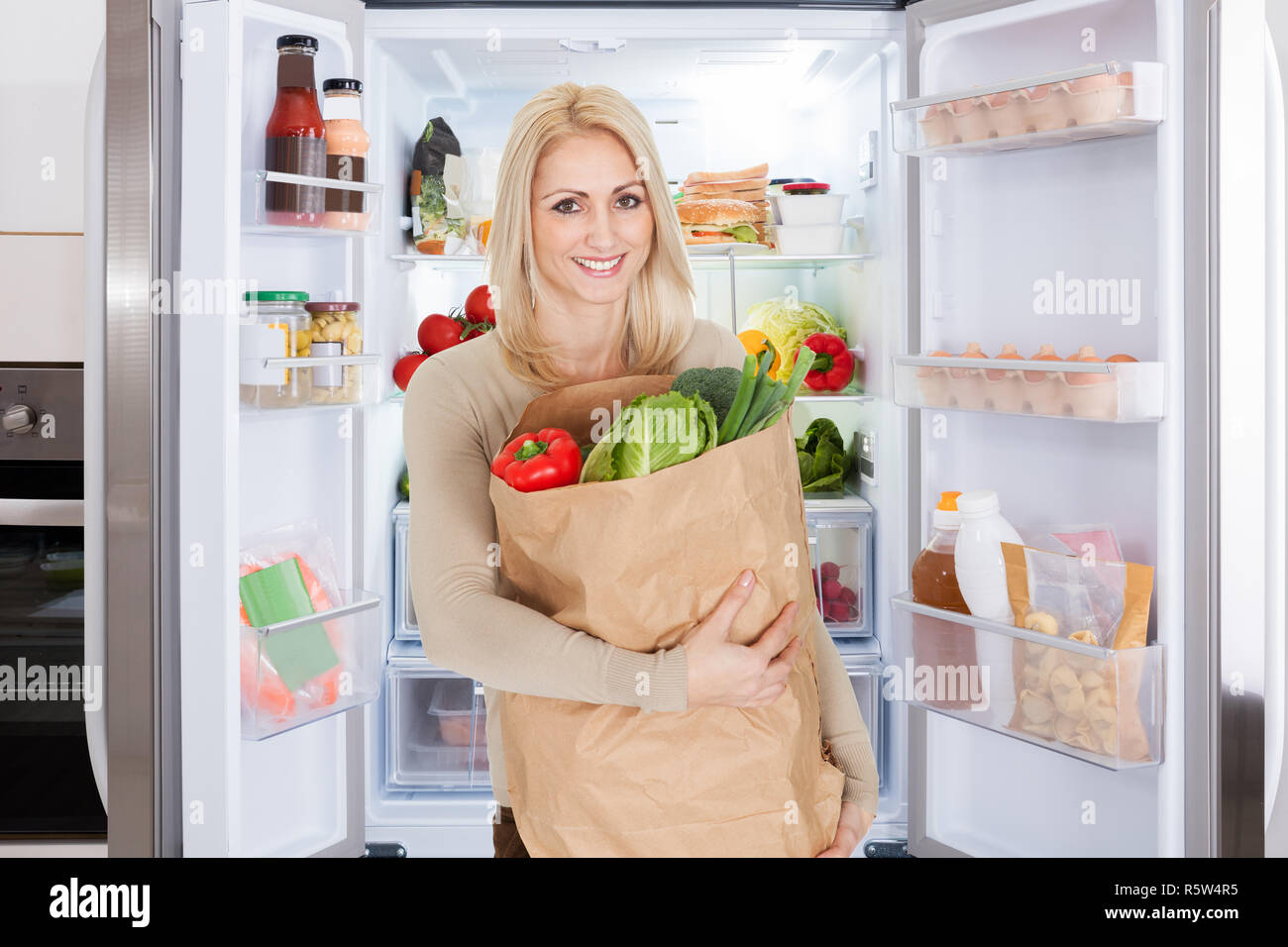 Beautiful woman with grocery bag Stock Photo - Alamy